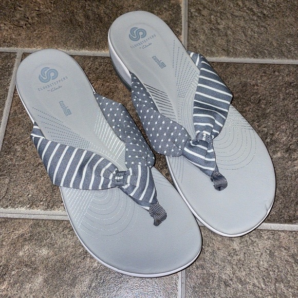 Cloudsteppers by Clarks | Shoes | Cloudsteppers By Clarks Sandals Flip ...